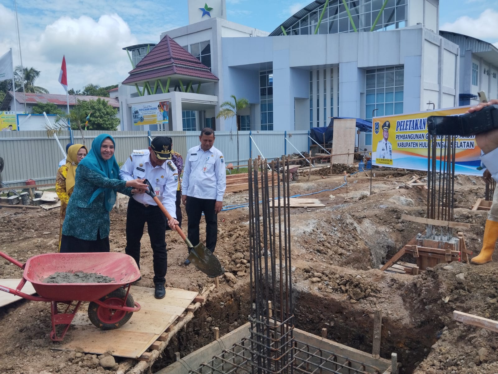 Pj Bupati HSS Letakkan Batu Pertama Pembangunan Gedung Depo Arsip - koranbanjar.NET